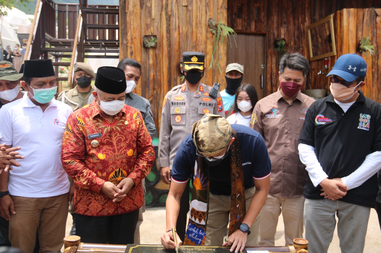 Menteri Pariwisata dan Ekonomi Sandiaga Uno Resmikan Revitalisasi Toilet Ramah Disabilitas di ...