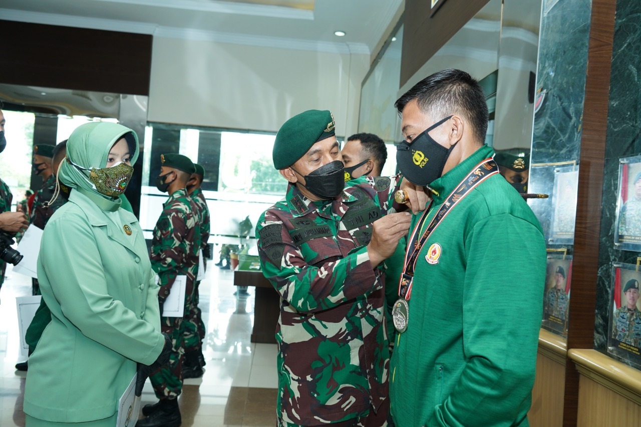 Pemberian Penghargaan kepada Prajurit dan Persit Berprestasi Divif 2 Kostrad TA. 2021 ...