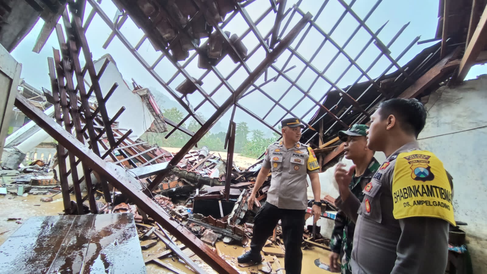 Tanggap Bencana, Polisi Bantu Evakuasi Korban Banjir dan Tanah Longsor di Malang | Restorasi Hukum