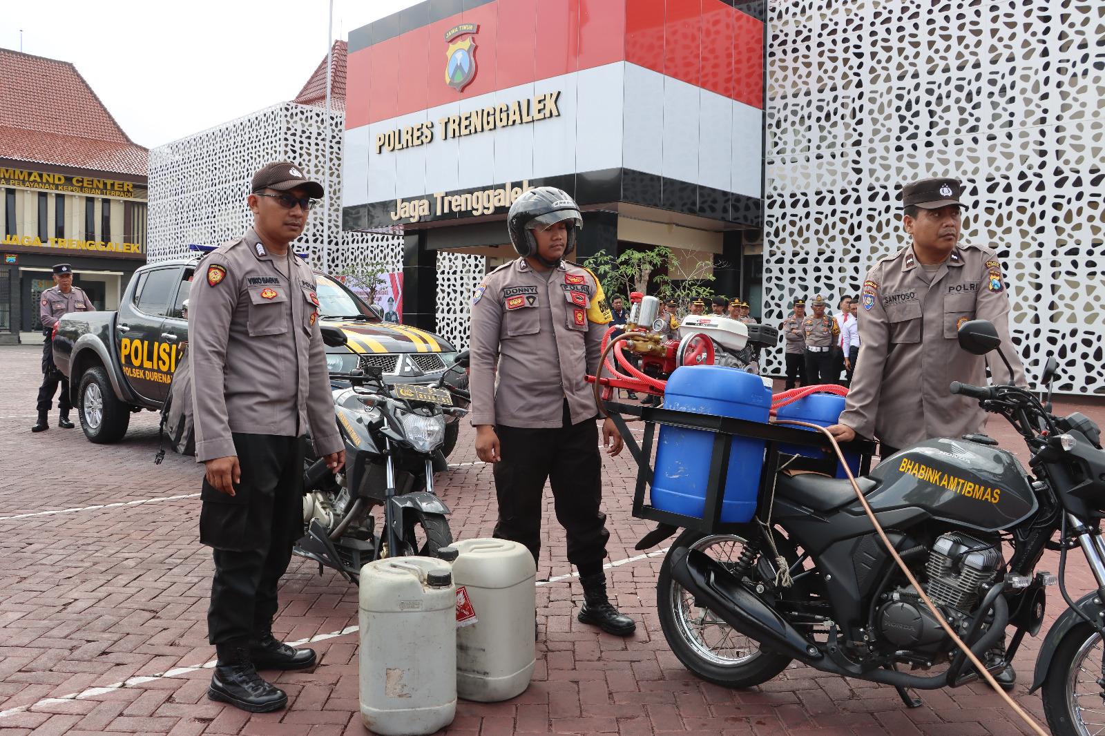 Di Trenggalek Polisi Inovatif Padamkan Karhutla pada Ketinggian Pakai ...